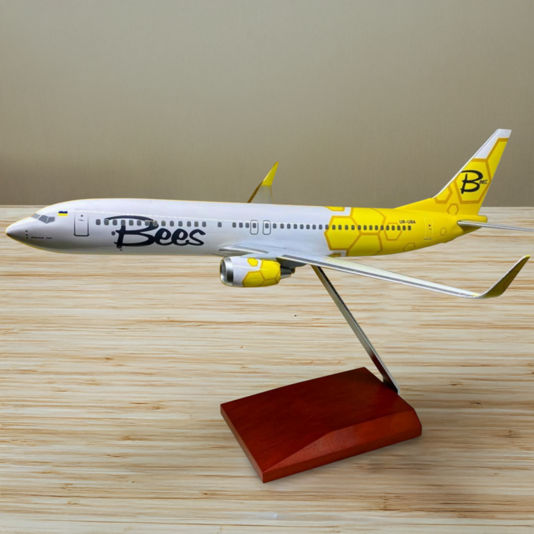 Купити унікальну модель літака Boeing 737-800 Bees Airlines 1:100 в Україні